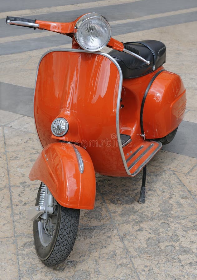 Klassischer Roter Italienischer Roller Stockbild - Bild von nahaufnahme ...