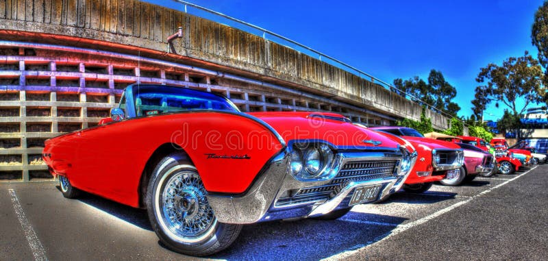 Husvagn Av Amerikanska Retro Bilar Redaktionell Fotografering för ...