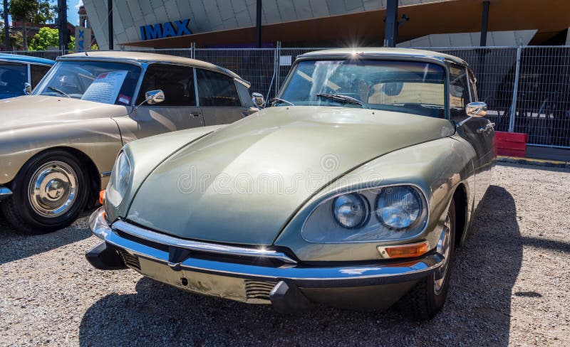 Klassisk Citroen Dragkraft Avant Som Parkeras I Landskapet Av Zamora ...