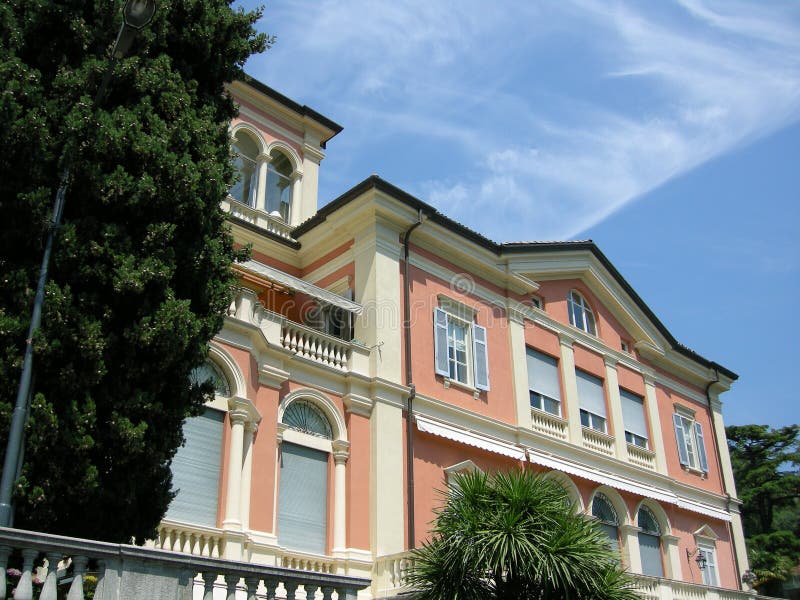 Klassisk villa fotografering för bildbyråer. Bild av körbana - 2198473