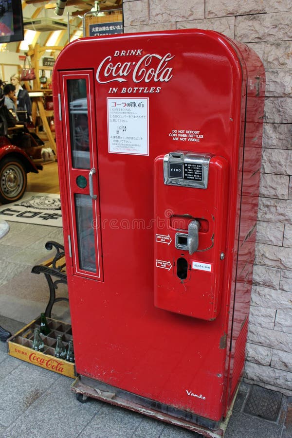 Klassiska Coca Cola Vending Machine Redaktionell Arkivbild - Bild av ...