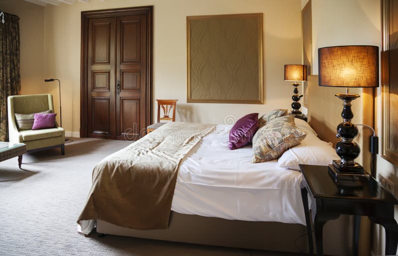 Klassiskt hotellrum fotografering för bildbyråer. Bild av elegans ...