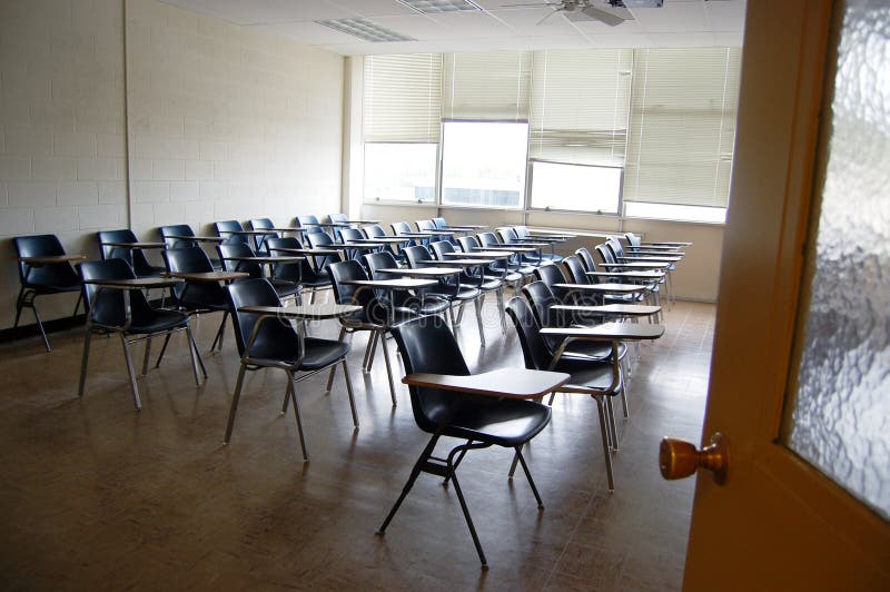 Klassrum arkivfoto. Bild av skrivbord, examen, lampa - 14425674