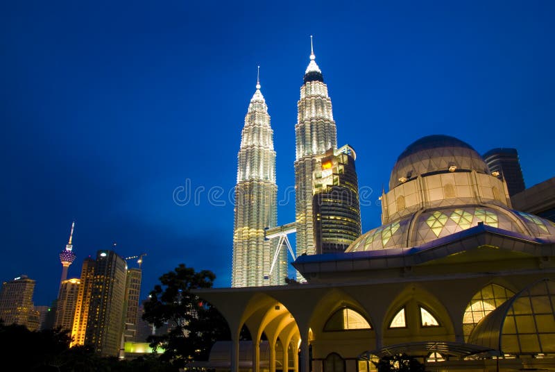 Klcc editorial photo. Image of klcc, d7000, night, city - 31462751
