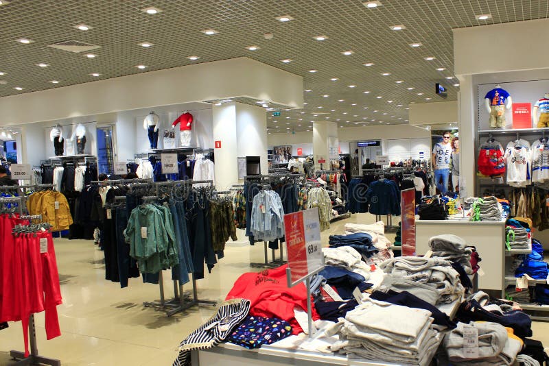 Kledende Opslag Met Een Breed Assortiment Redactionele Afbeelding ...