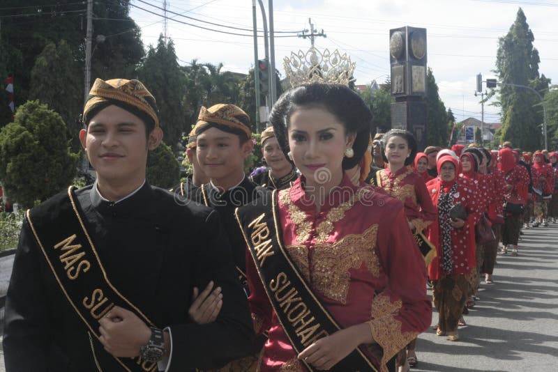 Kebaya is Een Typische Javaanse Kleding Met Een Batik Motief Stock ...