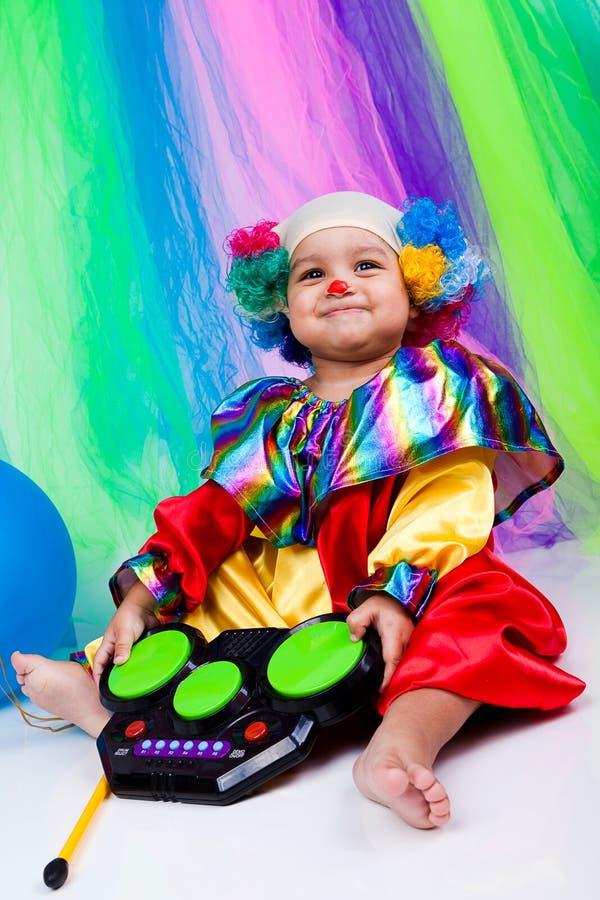 Kleidung Eines Tragende Clowns Des Netten Kindes. Stockfoto - Bild von ...