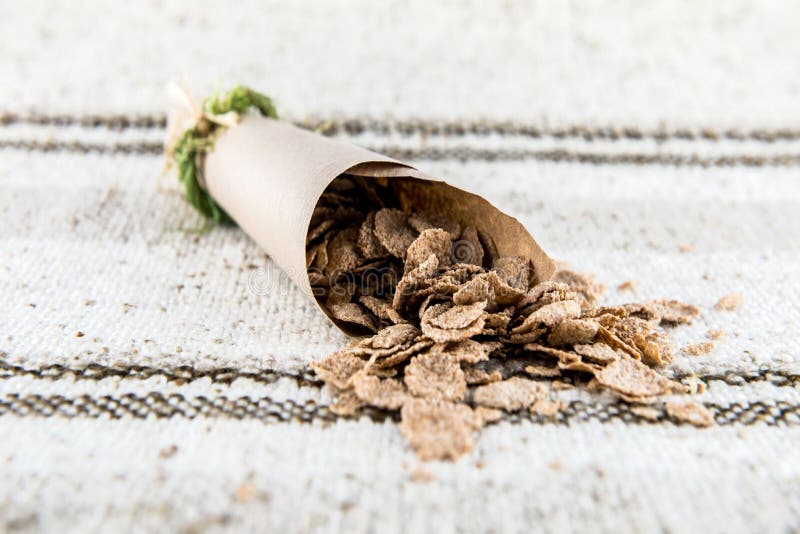 Kleie-Flocken stockbild. Bild von braun, getreide, verziert - 69570097