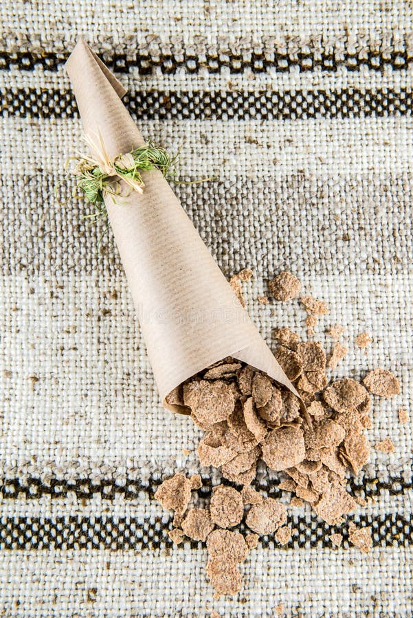 Kleie-Flocken stockbild. Bild von braun, getreide, verziert - 69570097