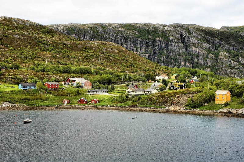 Klein dorp stock afbeelding. Image of gras, scandinavië - 17846567