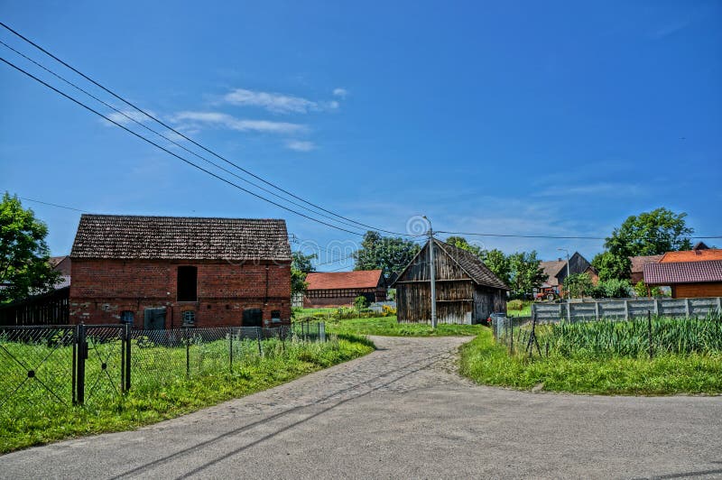 Klein dorp stock foto. Image of straat, groen, polen - 36698792