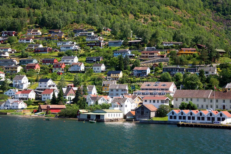 Klein Dorp Aurland, Noorwegen Stock Foto - Image of blauw, vakantie ...