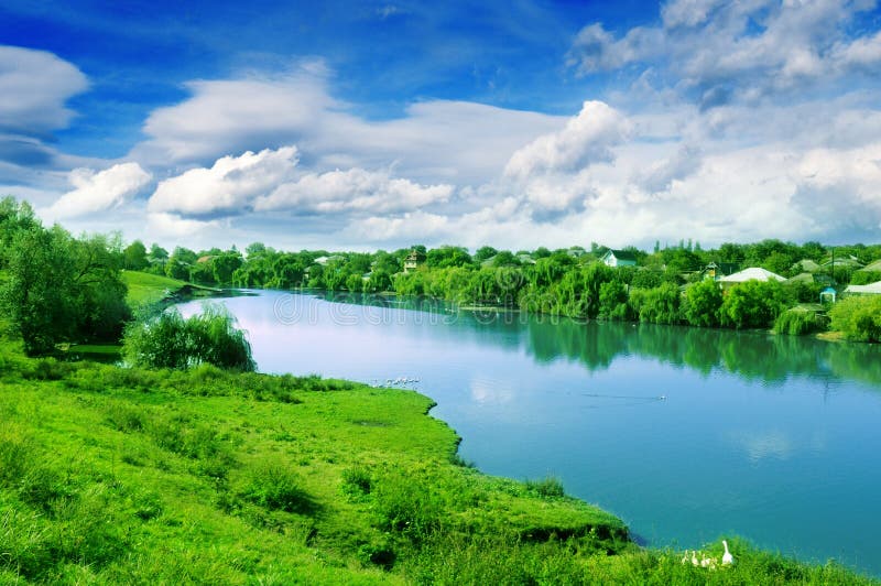 Klein dorp en mooi Meer stock foto. Image of nave, landschap - 18951698