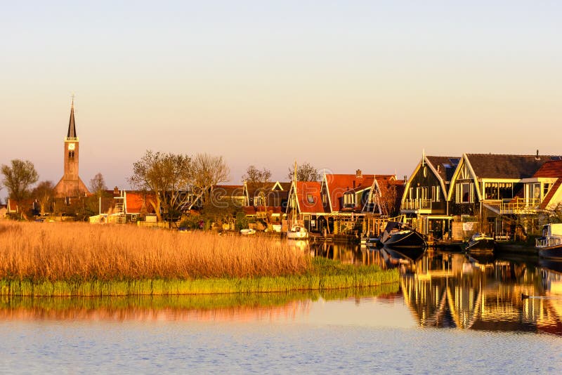 Klein Nederlands Dorp In De Provincie Van Friesland Stock Afbeelding ...
