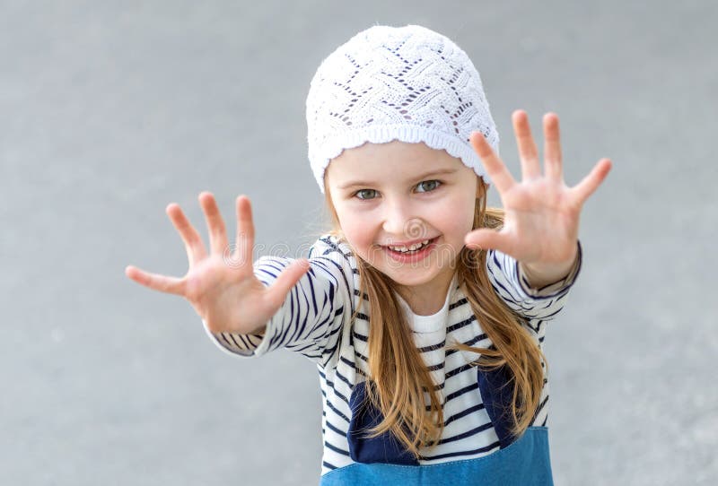 Klein Kind Die Uit Met Haar Handen Bereiken Stock Foto - Image of ...