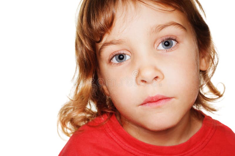 Klein Kind in Een Rode Studio Van De T-shirtfotografie Stock Afbeelding ...