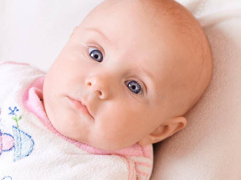 Klein Kind Met Grote Blauwe Ogen Stock Afbeelding - Image of gezicht ...