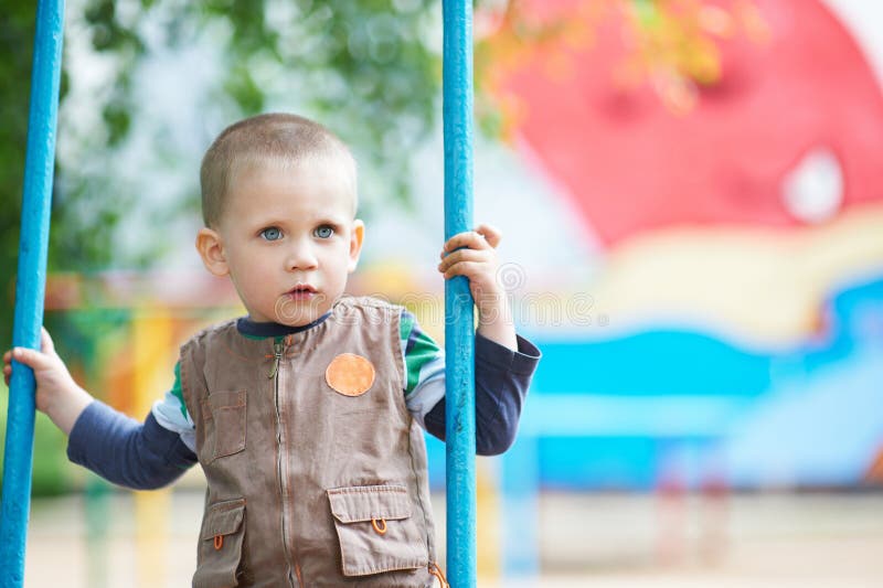 Klein kind op een gang stock afbeelding. Image of kinderjaren - 25267997