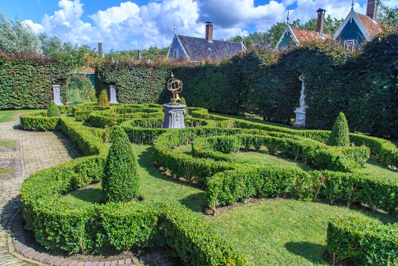 Klein park met hagen stock foto. Image of huizen, hagen - 44330064