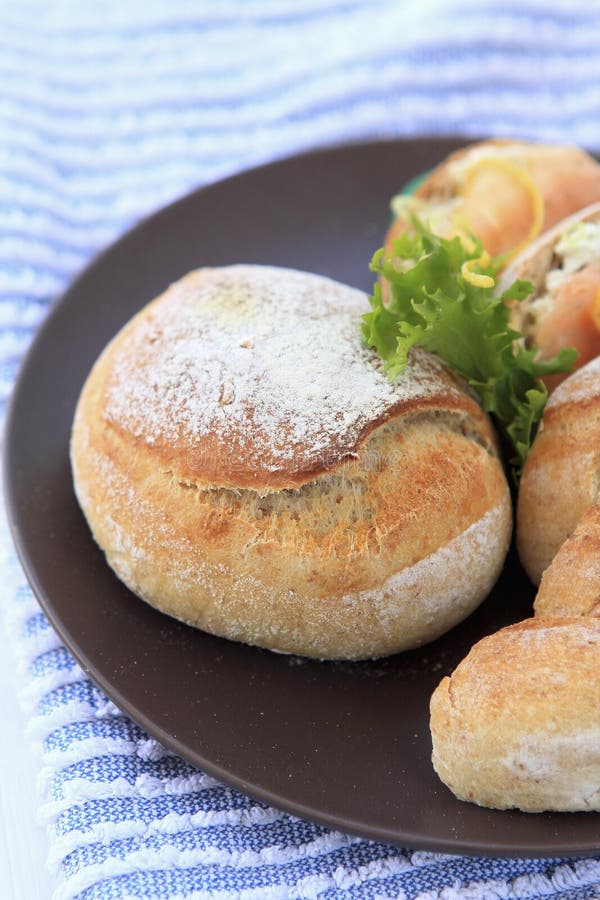 Klein rond broodbroodje stock foto. Image of ingrediënt - 23710178