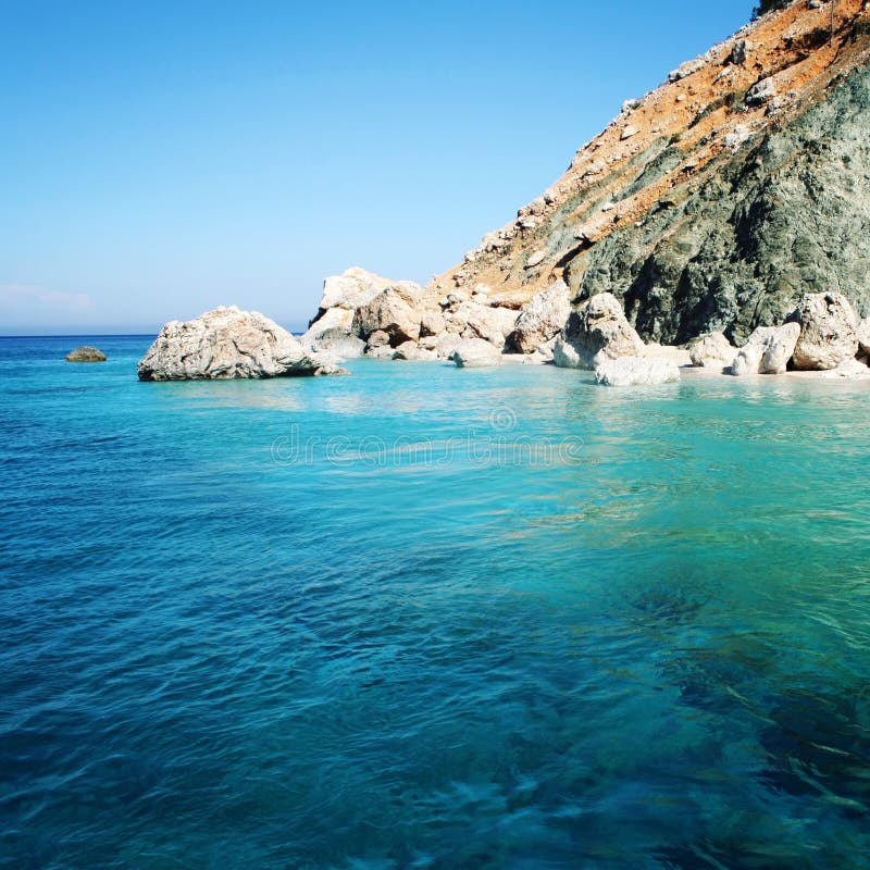 Klein Strand Op Het Eiland Dichtbij De Rotsachtige Kust Van Adrasan ...