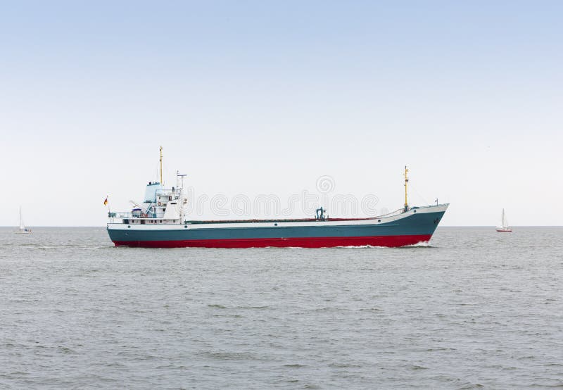Klein Vrachtschip Op De Noordzee Stock Foto - Image of vracht, vervoer ...