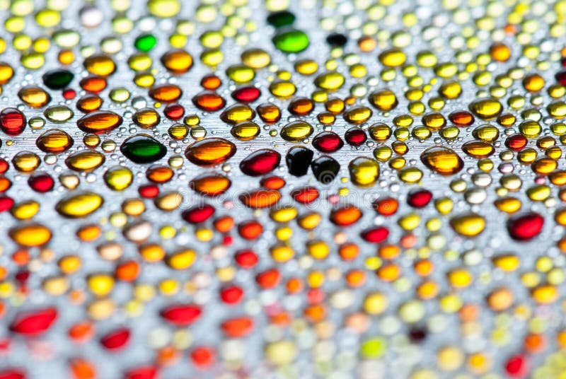 Bunte Wassertropfen Auf Metall Stockfoto - Bild von tropfen, dewdrops ...