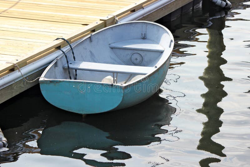 Kleine boot stock foto. Image of oceaan, blauw, zwevend - 56321796