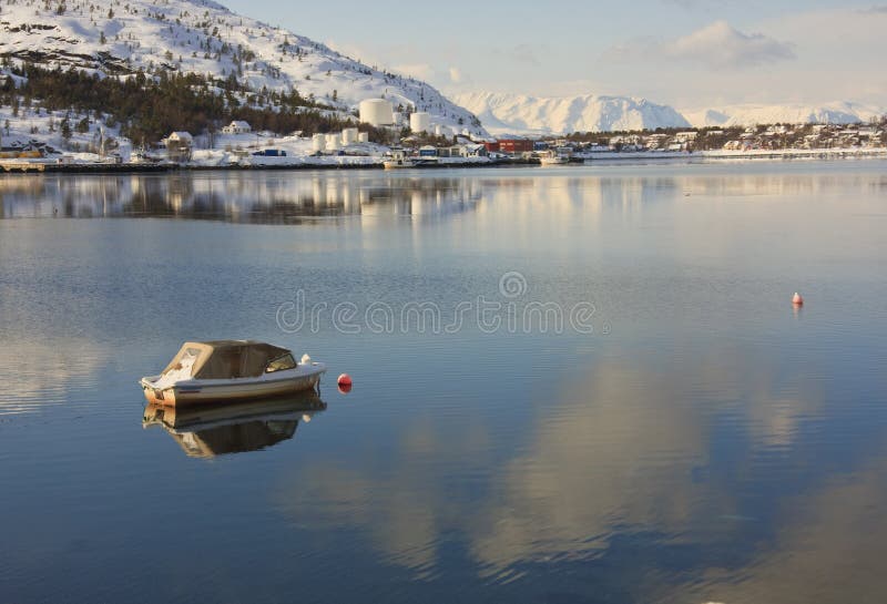 Kleine Boot, Alta, Noorwegen Stock Afbeelding - Image of bezinningen ...