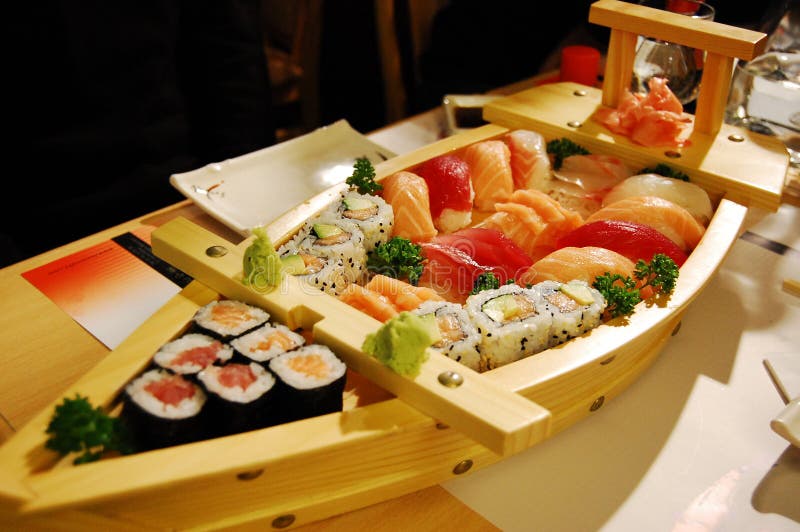 Kleine boot met sushi v3 stock afbeelding. Image of tonijn - 8573445