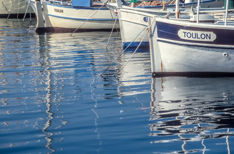 Kleine Boote Im Hafen Von Saint Tropez Stockfoto - Bild von ...