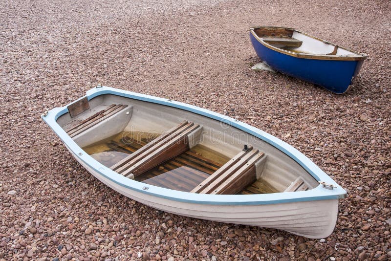 2 Kleine Boten Op Kiezelsteenstrand Stock Foto - Image of offerte ...