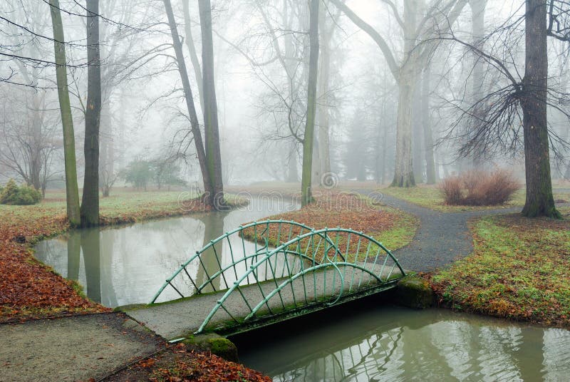 Kleine Brug over een beek stock foto. Image of slingeren - 21845624