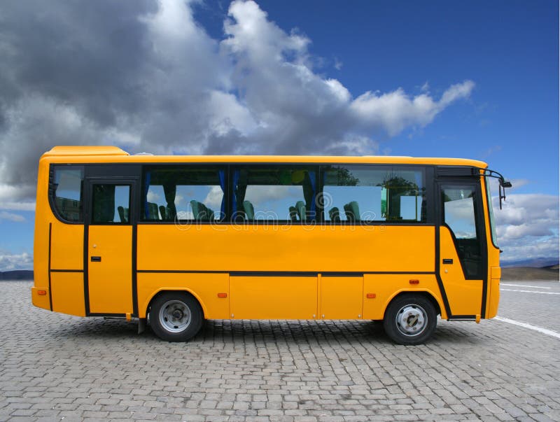 Kleine bus stock afbeelding. Image of hemel, reis, geel - 4985025