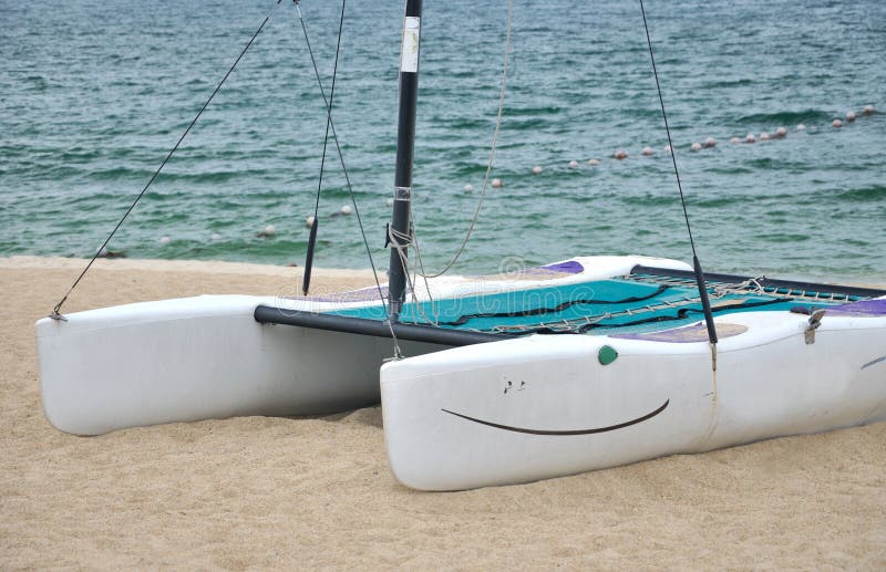 Kleine Catamaran Op Strandzand Stock Afbeelding - Afbeelding bestaande ...