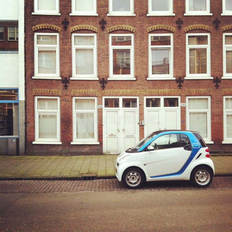 Kleine Elektrische Auto Op Straat Stock Afbeelding - Image of hybride ...