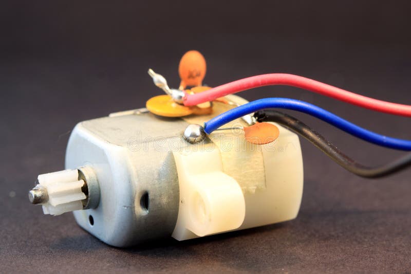 Kleine Elektrische Motor Met Multicolored Draden Stock Foto - Image of ...