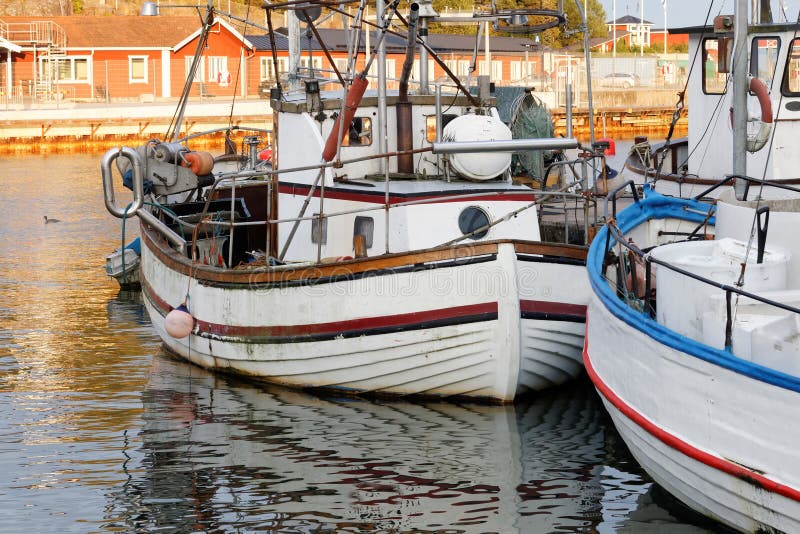 Kleine Fischerboote Im Hafen Stockfoto - Bild von transport ...