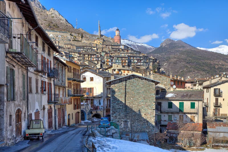 Kleine Franse Stad in De Alpen. Stock Foto - Image of steen, stad: 34952336