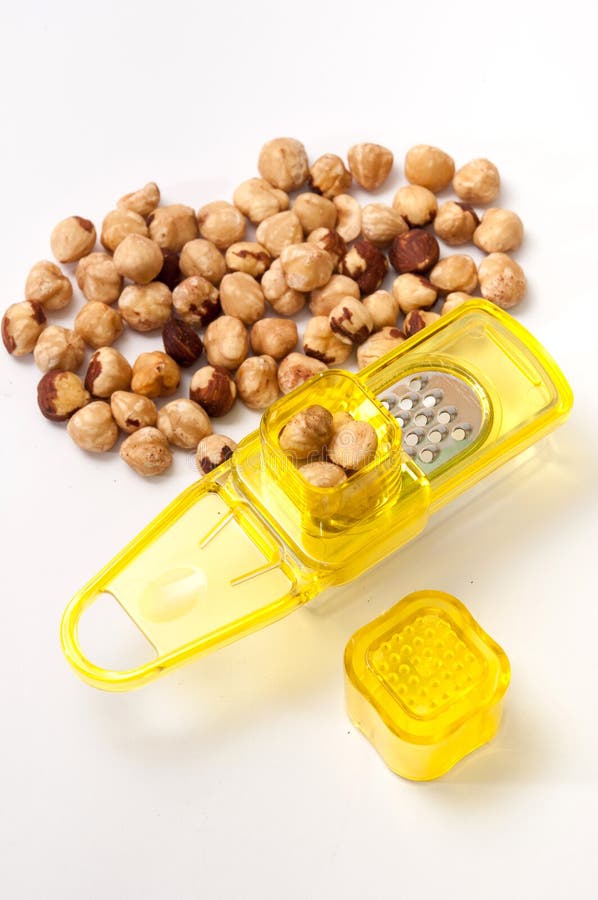 Kleine Gele Rasp Met Een Bos Van Hazelnoten Stock Afbeelding - Image of ...