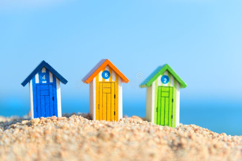 Kleine Houten Cabines Bij Strand Stock Afbeelding - Image of groen ...