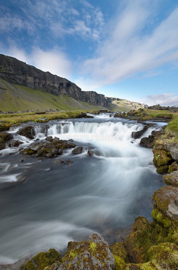 Kleine Kaskaden in Island stockfoto. Bild von szenen - 16091058