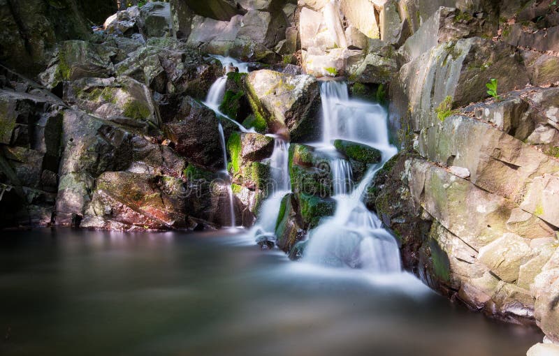 Kleine Kaskaden in Ungarn stockfoto. Bild von frühjahr - 65160318