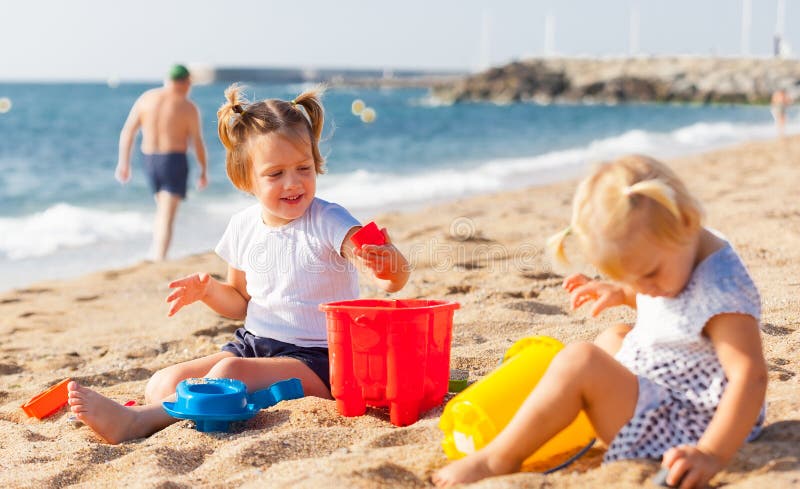 Kleine Kinder, Die in Meer Spielen Stockfoto - Bild von kind, kinder ...