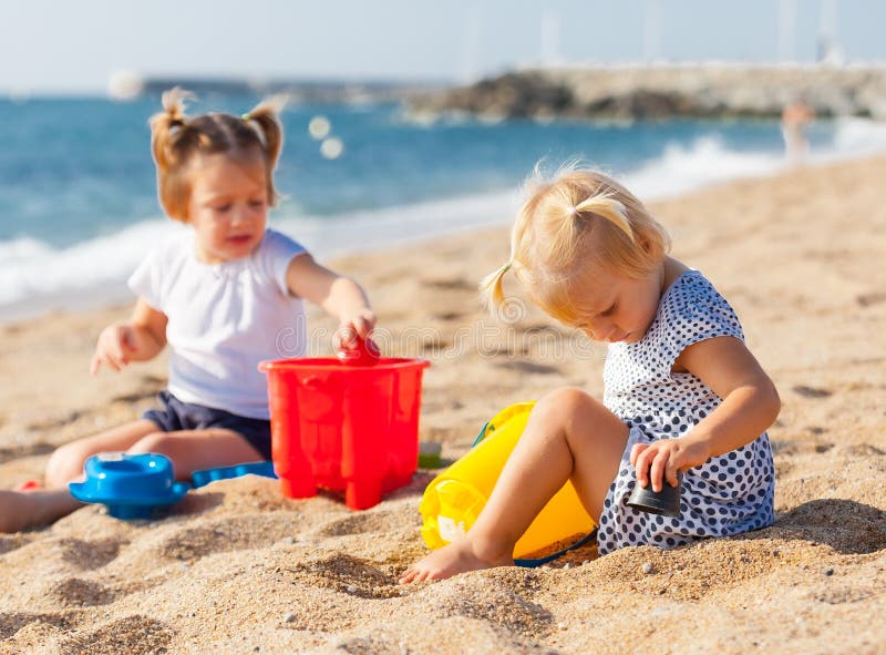 Kleine Kinder, Die Mit Sand Spielen Stockfoto - Bild von strand ...