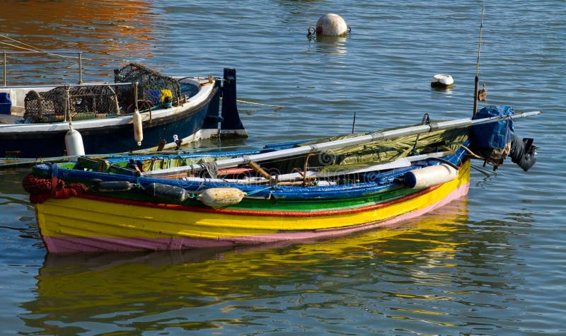 Kleine Kleurrijke Boot stock foto. Image of water, bergmeertje - 32510582