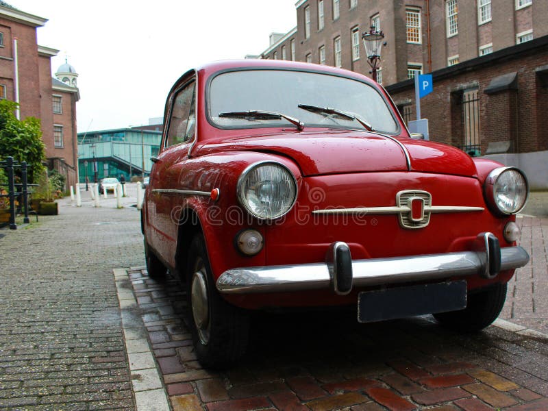 Leuke ouderwetse rode auto stock foto. Afbeelding bestaande uit italië ...
