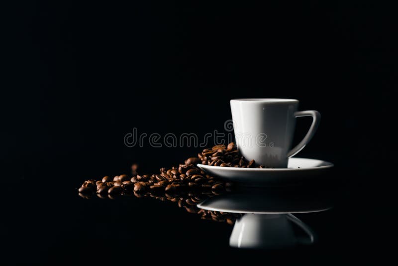 Kleine Schale Schwarzer Kaffee Auf Einem Dunklen Hintergrund Mit ...