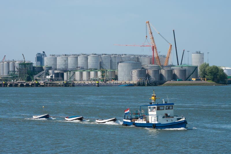 Een Kleine Die Sleepboot Voor Het Duwen Wordt Gebruikt Rafted Logboeken ...