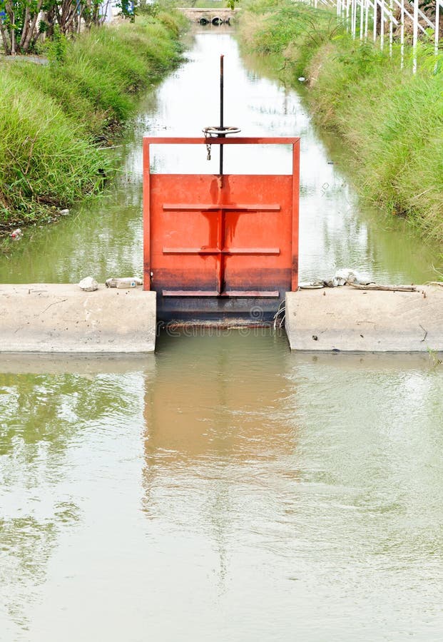 De Kleine Poort Van De Sluis Stock Afbeelding - Image of symbool, water ...